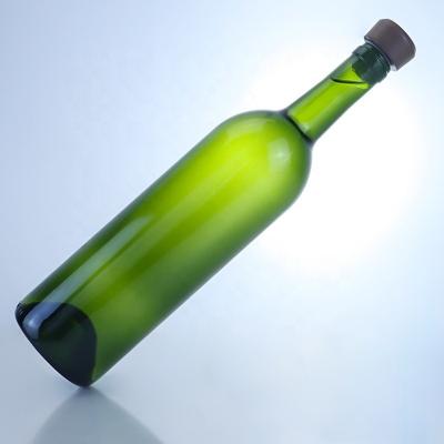 Cina 700 ml bottiglia di vetro verde antico per liquori rum gin olio e birra materiale di base vetro in vendita