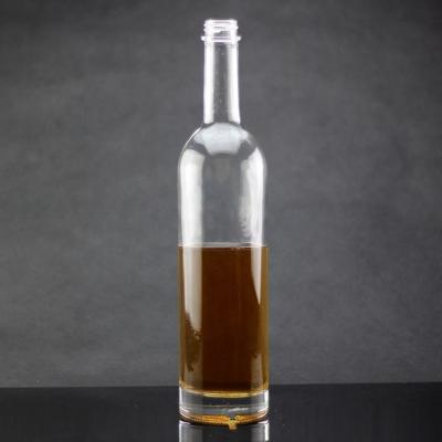 Cina Bottiglie di imballaggio di olio d'oliva a colletto di vetro con disegno poligonale e chiusura del tappo di sughero in vendita