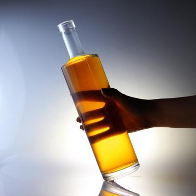 China Garrafa de vidro de vodka de 750 ml com cortiça e forma cilíndrica única em design único à venda