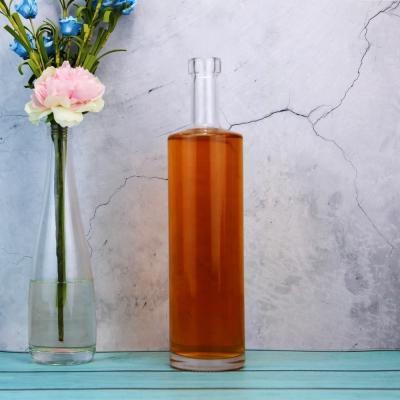 China Garrafa de vidro de vodka de 750 ml com cortiça e forma cilíndrica única em design único à venda