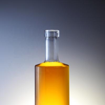 China Garrafa de vidro de vodka de 750 ml com cortiça e forma cilíndrica única em design único à venda