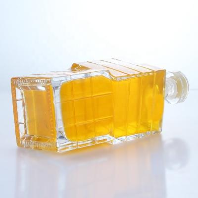 Cina Prodotti in vetro bottiglia a forma unica 750 ml 700 ml per vodka whisky tequila brandy in vendita