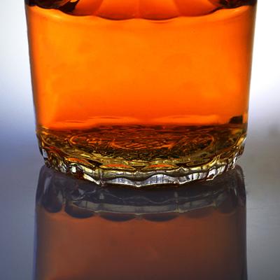Cina Bottiglia di vetro da 500 ml con sughero per whisky vodka liquori inciso in un design a collo lungo in vendita