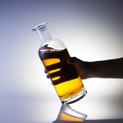 Cina Bottiglia vuota di vetro trasparente liscia Bottiglie di vodka da 1 litro Personalizzabili e durevoli in vendita