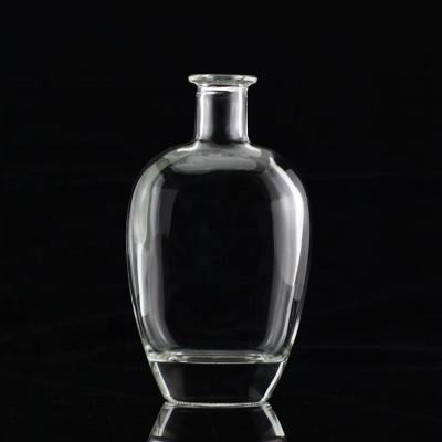 Cina Acid Etch Surface Handling Bottiglie di tequila di vetro con collo rotondo e filtro vuoto in vendita