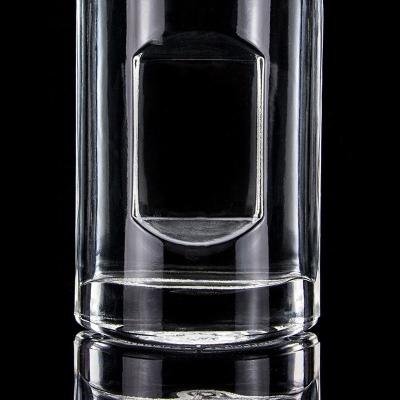 China Botão de vidro de vodka de 750 ml de forma personalizada com tampa de cortiça e acabamento transparente em redondo à venda