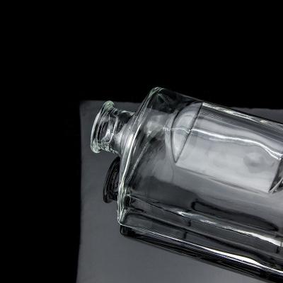 China Botão de vidro de vodka de 750 ml de forma personalizada com tampa de cortiça e acabamento transparente em redondo à venda