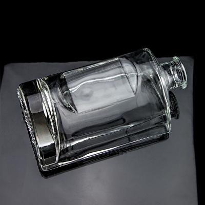 China Botão de vidro de vodka de 750 ml de forma personalizada com tampa de cortiça e acabamento transparente em redondo à venda