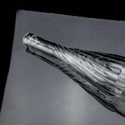 中国 グラスボディ素材 500ml 700ml ウィスキーワインボトル 独特の底が上がったデザイン 販売のため