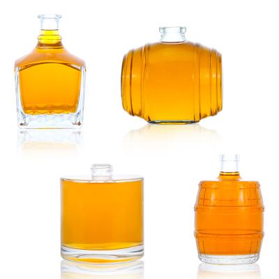 China Uniek ontwerp Custom 500 ml 700 ml Super Flint glasfles voor Rum Whiskey Vodka Brandy Te koop