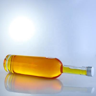 Cina Logo personalizzato 700ml 750ml Bottiglia di vetro a forma rotonda con finitura superiore a vite in vendita