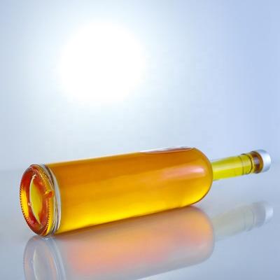 Cina Logo personalizzato 700ml 750ml Bottiglia di vetro a forma rotonda con finitura superiore a vite in vendita