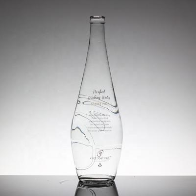 Cina Bottiglia d'acqua in vetro da 500 ml per bevande molli con disegno trasparente e tappo a vite in vendita