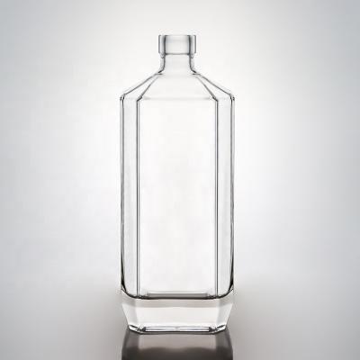 Cina Acceptabile Logo del cliente Vetro quadrato Super Flint 500ml 700ml 750ml Bottiglia per Gin in vendita