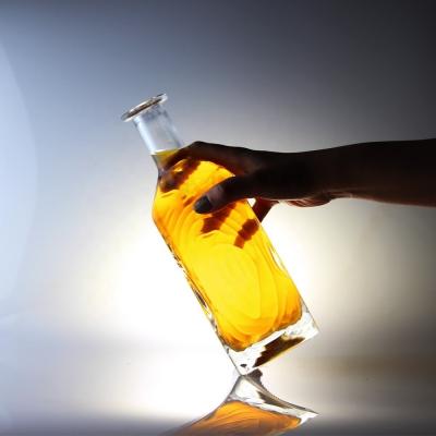 Cina Bottiglie di vino in miniatura di vetro trasparente con bottiglie di vetro di sughero da 75 cl in vendita