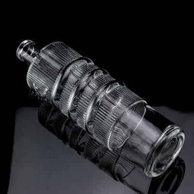Cina Logo personalizzato Chiara 750ml Bar Top Emossed Snake Disegno Bottiglia di vetro per cilindro di vodka in vendita