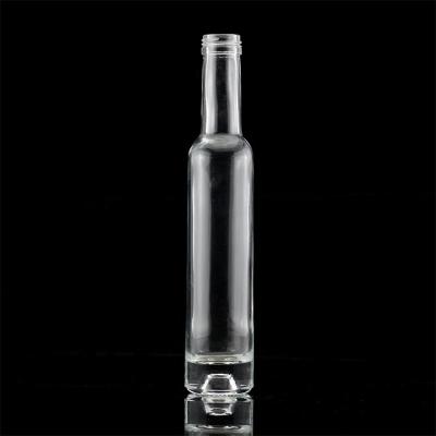 China Botella de alcohol de vidrio transparente de 750 ml a granel con tapa metálica dorada en venta
