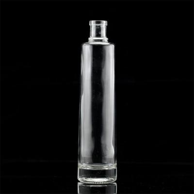 China Botella de alcohol de vidrio transparente de 750 ml a granel con tapa metálica dorada en venta
