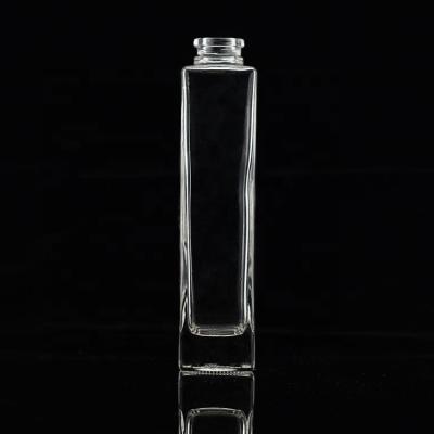 China Botella de alcohol de vidrio transparente de 750 ml a granel con tapa metálica dorada en venta