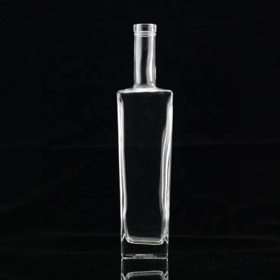 China Botella de alcohol de vidrio transparente de 750 ml a granel con tapa metálica dorada en venta