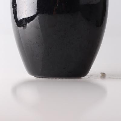 Cina Bottiglia nera vuota da 750 ml con bocca di sughero e bottiglia di vetro spray per la promozione della vodka in vendita