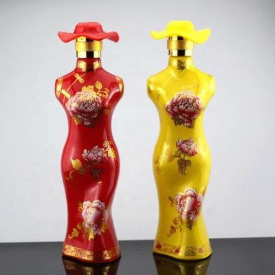 Cina Bottiglia in forma di corpo femminile sexy bottiglia di liquore di vetro unica con tappo corona in vendita