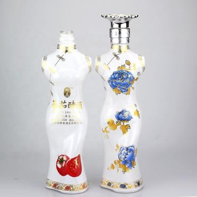 Cina Bottiglia in forma di corpo femminile sexy bottiglia di liquore di vetro unica con tappo corona in vendita