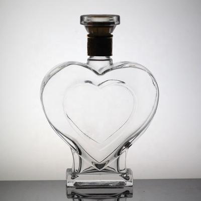 Cina Bottiglia di vetro a forma di cuore su misura con tappo e coperchio a corona in vendita