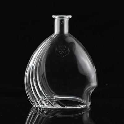Cina Bottiglia di vetro industriale da 700 ml per l'industria delle bevande a forma di pollice in vendita