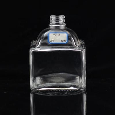 Cina Bottiglia di vetro industriale da 700 ml per l'industria delle bevande a forma di pollice in vendita