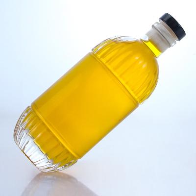 Cina Bottiglia di vetro per bevande industriali con disegno in rilievo e forma rotonda di sughero in vendita