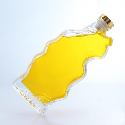Cina Bottiglia di vetro a forma speciale trasparente o personalizzata per whisky vodka brandy in vendita