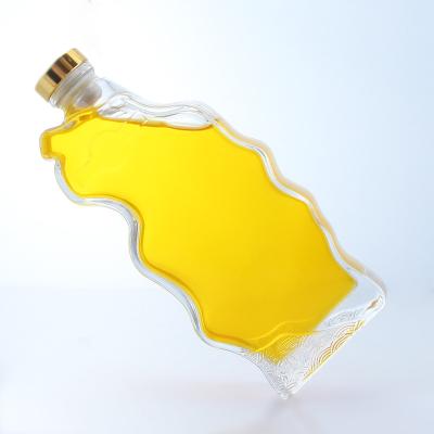 Cina Bottiglia di vetro a forma speciale trasparente o personalizzata per whisky vodka brandy in vendita