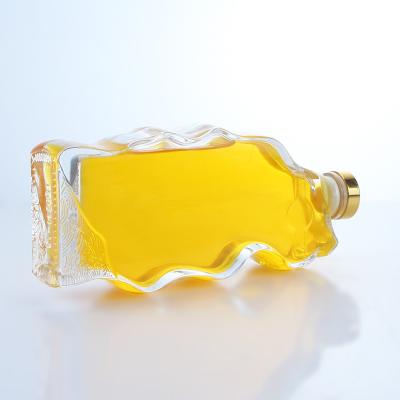 Cina Bottiglia di vetro a forma speciale trasparente o personalizzata per whisky vodka brandy in vendita