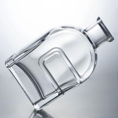Cina Bottiglia di liquore in vetro Squircle personalizzata per gin rum brandy vodka e tappo di sughero incluso in vendita