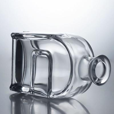 Cina Bottiglia di liquore in vetro Squircle personalizzata per gin rum brandy vodka e tappo di sughero incluso in vendita