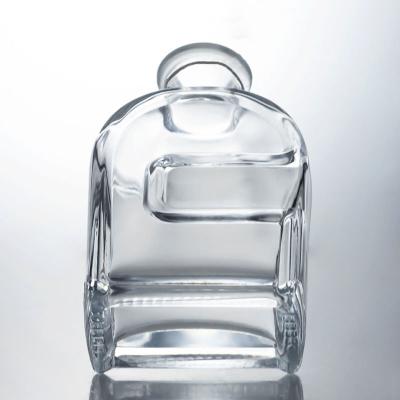 Cina Bottiglia di liquore in vetro Squircle personalizzata per gin rum brandy vodka e tappo di sughero incluso in vendita