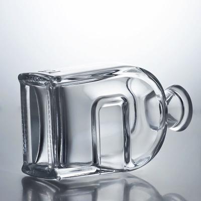 Cina Bottiglia di liquore in vetro Squircle personalizzata per gin rum brandy vodka e tappo di sughero incluso in vendita