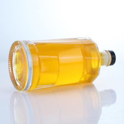 Cina Bottiglia di vetro trasparente con sughero per whisky vodka tequila gin rum in vendita