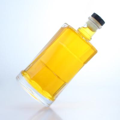 Cina Bottiglia di vetro trasparente con sughero per whisky vodka tequila gin rum in vendita