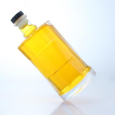 Cina Bottiglia di vetro trasparente con sughero per whisky vodka tequila gin rum in vendita