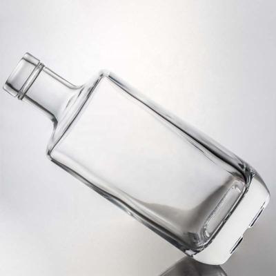 China Colarinho de vidro Gin Quadrado Uísque Rum Vinho Vodka Garrafa 750 ml com cortiça sintética à venda