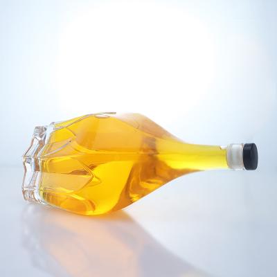 Cina Flint Glass Disegno in rilievo Cappuccio a vite Bottiglia di Spiriti per Whisky Vodka Tequila Gin Rum in vendita