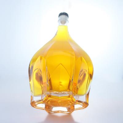 Cina Flint Glass Disegno in rilievo Cappuccio a vite Bottiglia di Spiriti per Whisky Vodka Tequila Gin Rum in vendita