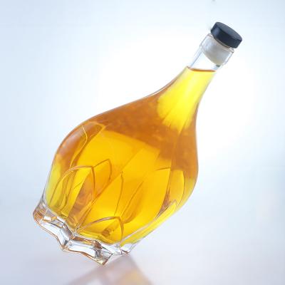 Cina Flint Glass Disegno in rilievo Cappuccio a vite Bottiglia di Spiriti per Whisky Vodka Tequila Gin Rum in vendita