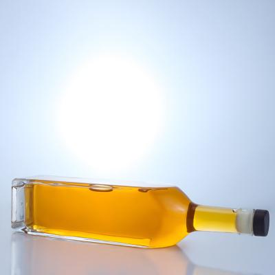 Cina Bottiglia di vetro a pietra quadrata in colore chiaro per vodka whisky tequila gin in vendita