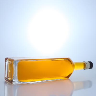 Cina Bottiglia di vetro a pietra quadrata in colore chiaro per vodka whisky tequila gin in vendita