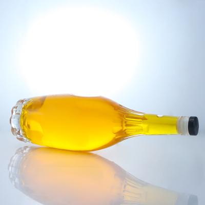 Cina Personalizzazione Bottiglia di liquore a forma rotonda con disegno in rilievo e tappo di sughero personalizzato in vendita