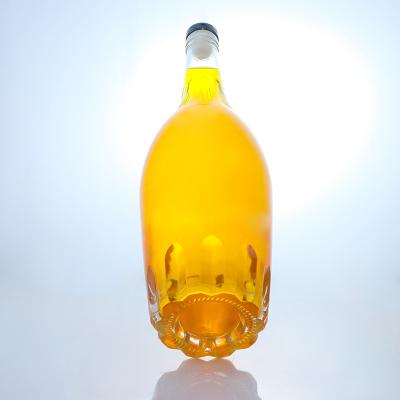 Cina Personalizzazione Bottiglia di liquore a forma rotonda con disegno in rilievo e tappo di sughero personalizzato in vendita