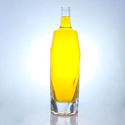 Cina Materiale del corpo Vetro Forma quadrata Rum Vodka Whisky Tequila Gin Bottiglia con sughero in vendita